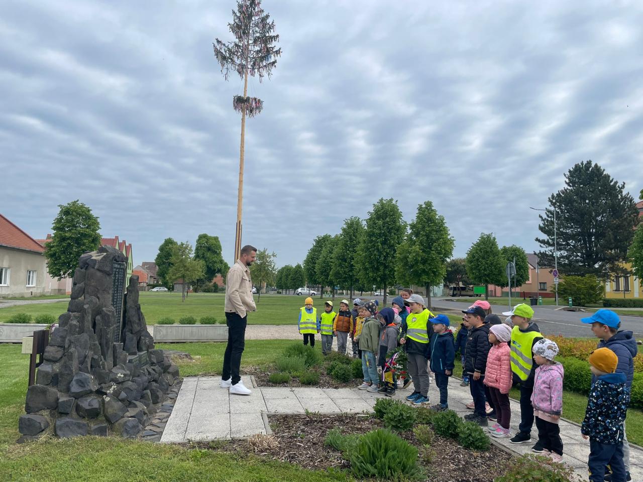 Uctění památky obětí války a připomínka Dne vítězství - Oficiální stránky obce Obec Radovesice